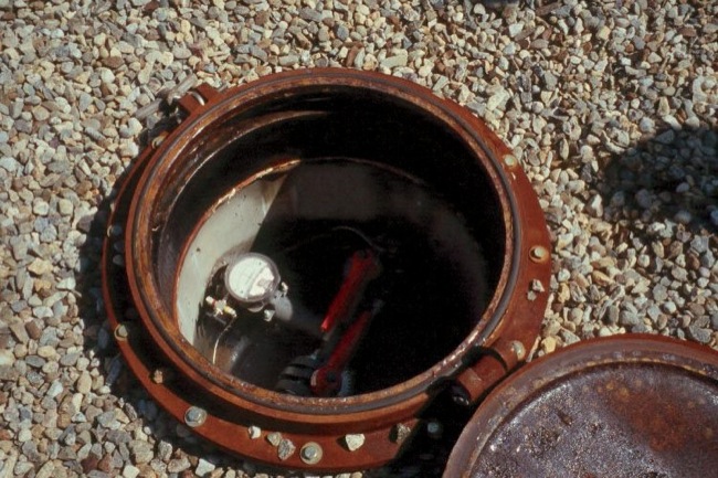 Extraction well vault